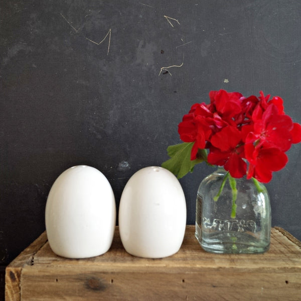 Vintage Egg-Shaped Red & White Salt & Pepper Shakers – In The Vintage ...